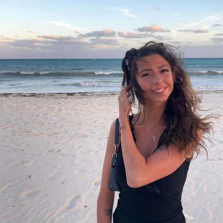 alora (@aloravb) - Urlebird